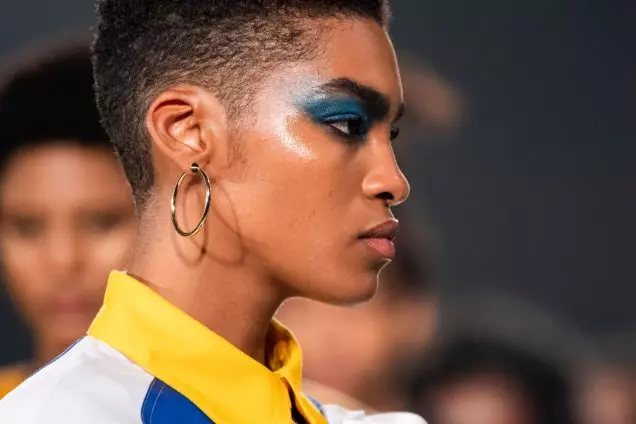 한 모델이 뉴욕에서 열린 Pyer Moss의 2020년 봄 패션쇼에서 런웨이를 걷고 있습니다.