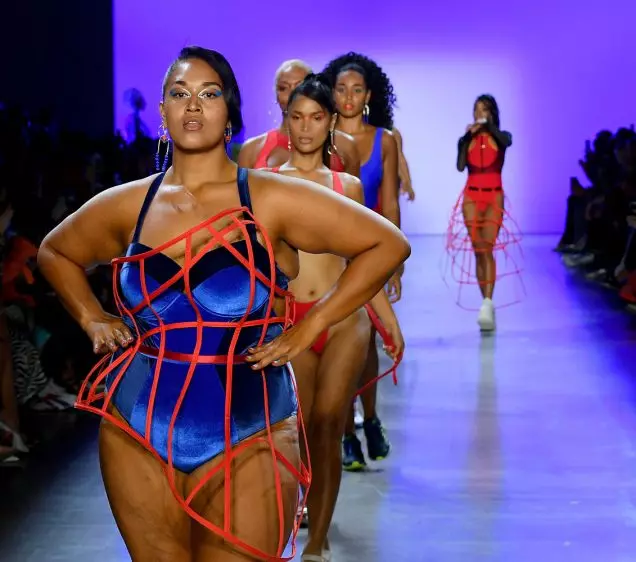 모델들이 뉴욕에서 열린 Chromat의 봄 2020 쇼 런웨이를 걷고 있습니다.