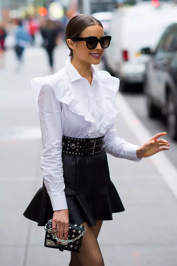 Olivia Culpo nrog lub hnab mini hauv NYC