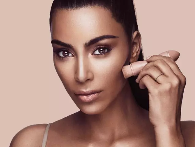 Kim Kardashian plaagt poedercontour- en highlightkits