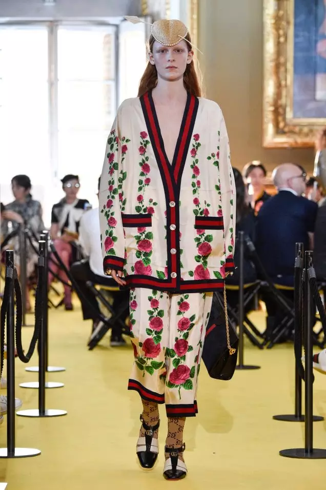 Stiallacha gorm-dearg-gorm ar rúidbhealach (conspóideach) Gucci Resort 2018; Íomhá: Íomhánna Pietro D'Aprano / Getty