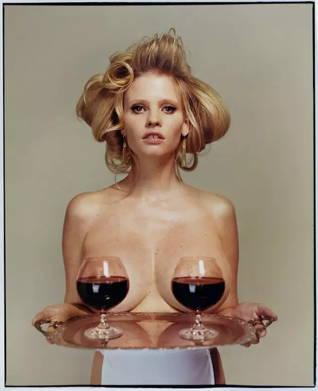 i-D sèvi tèt Lara Stone sou yon plato 273676_2