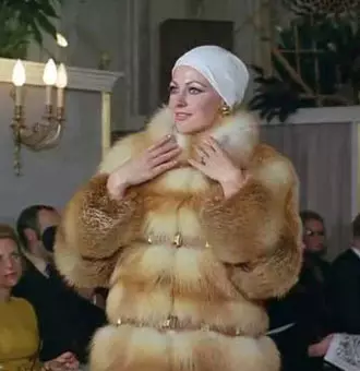 Kodi Chikusowa pa Paris Fashion Week? Yankho mu Vintage Dior Fashion Video iyi