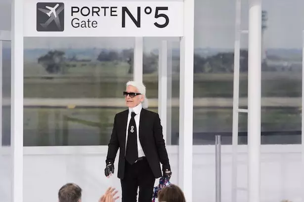 Karl Lagerfeld a wurin nunin titin jirgin sama na Chanel Spring 2016 a Paris