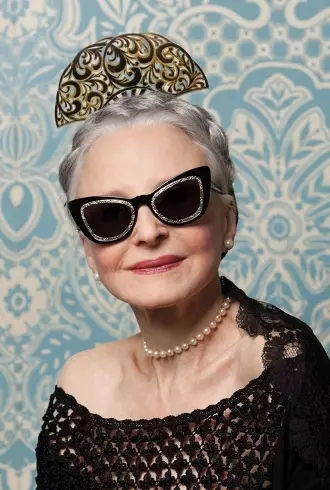 Karen Walker poziva dame naprednega stila za predstavitev še eno nenavadno kampanjo za očala