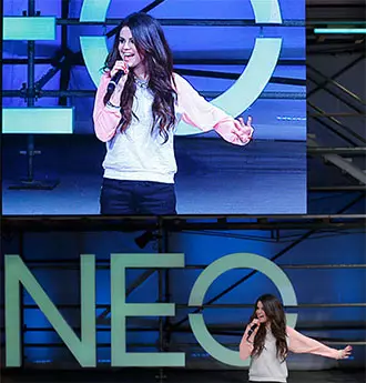 Селена Гомес Adidas NEO шоуында наразылық білдірушілерді елемейді
