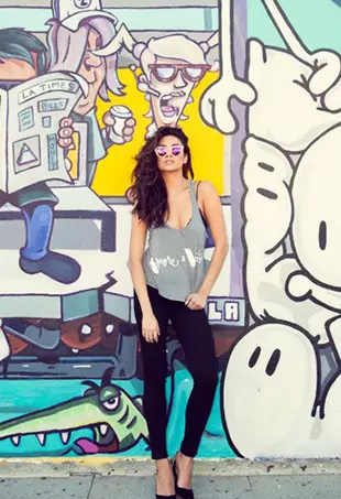 'Pretty Little Liars' Star Shay Mitchell lanseart T-shirts mei beheinde edysje