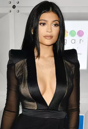 Kylie Jenner Açık Elbiseli Boob Job Söylentilerini Ateşledi