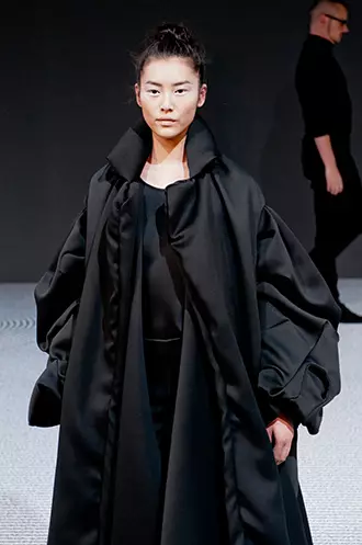 Liu Wen para sa Victor & Rolf Couture Fall 2013 / IMAXtree