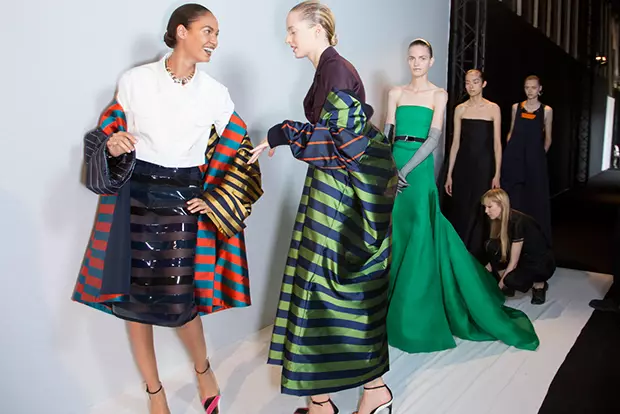 Joan Smalls នៅខាងក្រោយឆាកនៅ Dior Couture Fall 2013 / IMAXtree