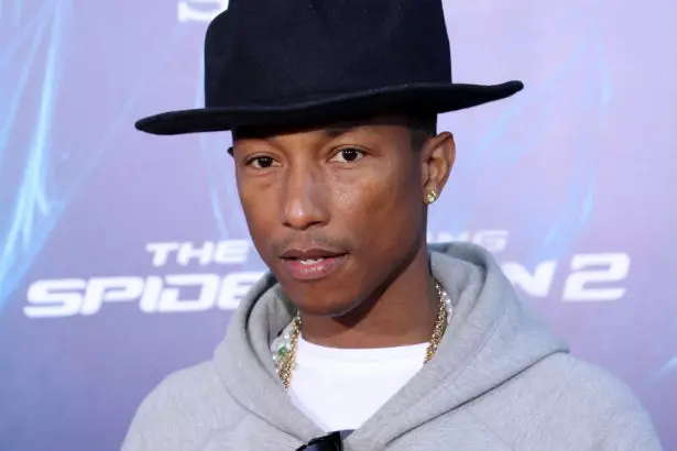 Pharrell Williams သည် အနက်ရောင်ဦးထုပ်ကို ဝတ်ဆင်ထားသည်။