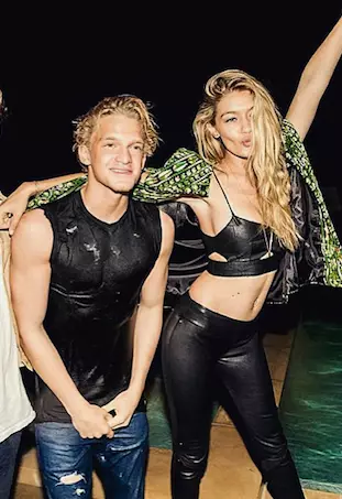 Cody Simpson firar 18:e med Gigi Hadid, Biebs