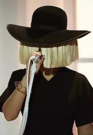 Sia fsheh fytyrën sepse mediat e bëjnë të ndihet si "pre"