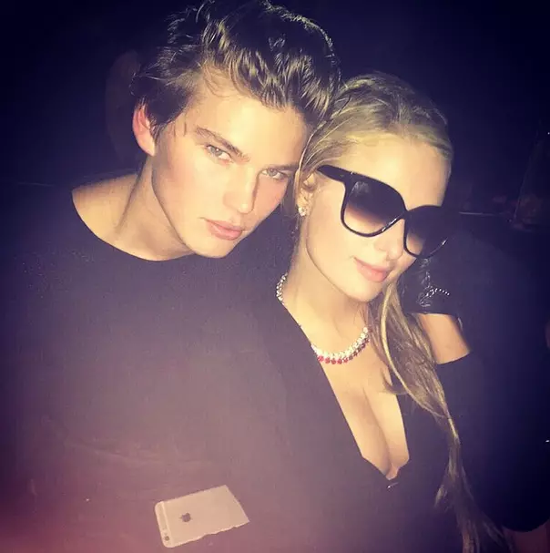 Paris Hilton posant en étroite collaboration avec le mannequin de 18 ans Jordan Barrett