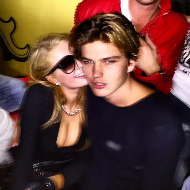 Paris Hilton semble embrasser le mannequin Jordan Barrett sur cette photo de sa page Instagram