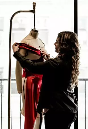 3 Pereka Baru Muncul daripada Program Inkubator Fesyen Macy Mengambil Bahagian dalam Koleksi Pakaian Merah di NYFW Fall 2015 - Halaman 2 daripada 3