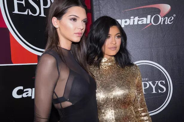 Kendall và Kylie Jenner Tạo Bộ sưu tập Capsule cho Forever New