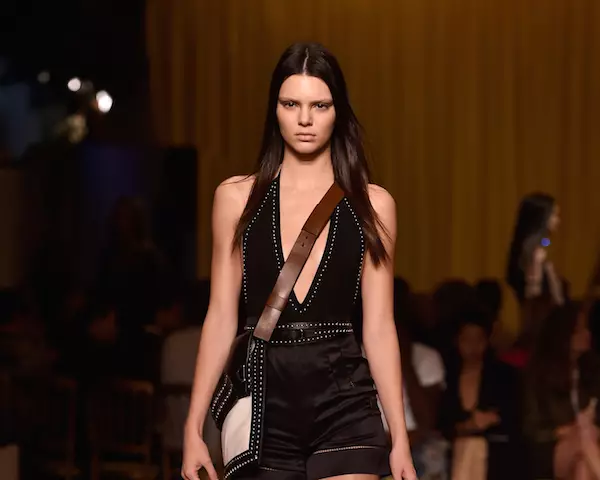 Kendall Jenner savali Givenchy S/S 2015; Ata: Getty
