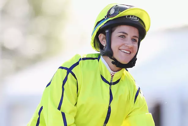 米歇尔佩恩成为首位赢得墨尔本杯的女骑师