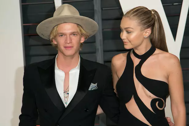 Cody Simpson dan Gigi Hadid di Majlis Selepas Pesta Oscar Vanity Fair 2015