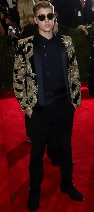 Džastins Bībers Balmain pūķa jakā 2015. gada Met Gala