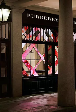 „Burberry“ šiandien atidaro grožio parduotuvę Kovent Gardene