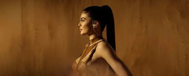 Kylie Jenner modela o Balmain x Beats de Dre Collab, lançado hoje