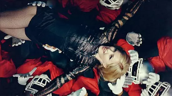Madonna promoterer sin Super Bowl Halvtime-forestilling med en video