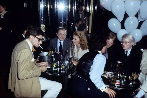 PARIS, FRANCE - 1977: Yves Saint Laurent, Pierre Berger, ary Andy Warhol tao amin'ny fety iray