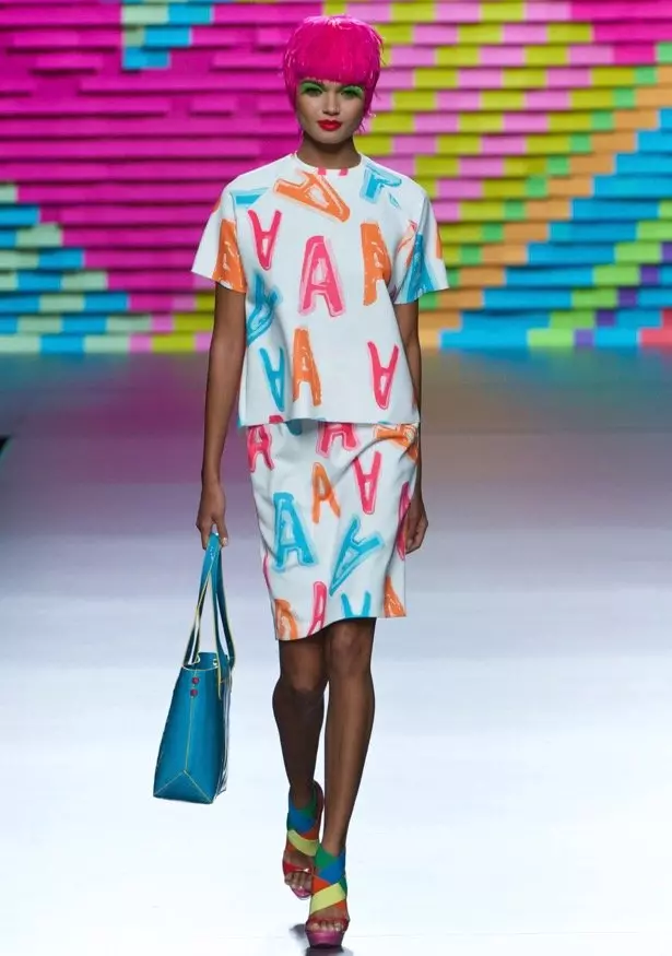 MADRID, SPANY - 13 SEPTEMB: Yon modèl montre desen pa Agatha Ruiz de la Prada sou pist la nan montre Agatha Ruiz de la Prada pandan Mercedes Benz Fashion Week Madrid Prentan/Ete 2015 nan Ifema sou 13 septanm 2014 nan Madrid, Espay. (Foto pa Carlos Alvarez / Geti Images)