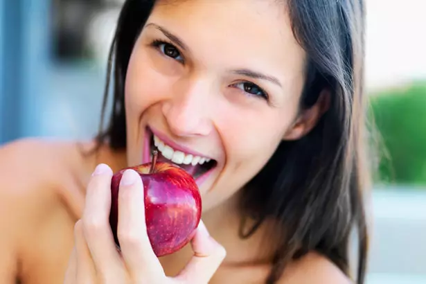 mulher comendo maçã