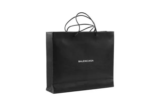 Balenciaga tso tawm ib qho insanely overpriced tote uas zoo li lub hnab khw