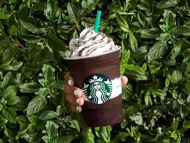 Starbucks Midnight Mint Mocha Frappuccino мисли наъноҳои борик мазза дорад