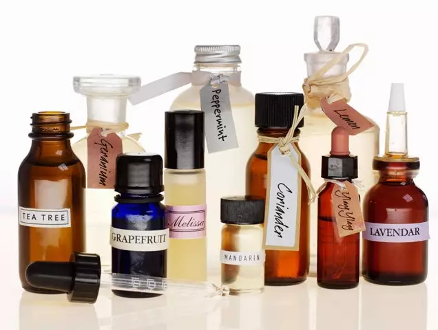 бутилки с различни ароматни масла за наслояване на парфюм