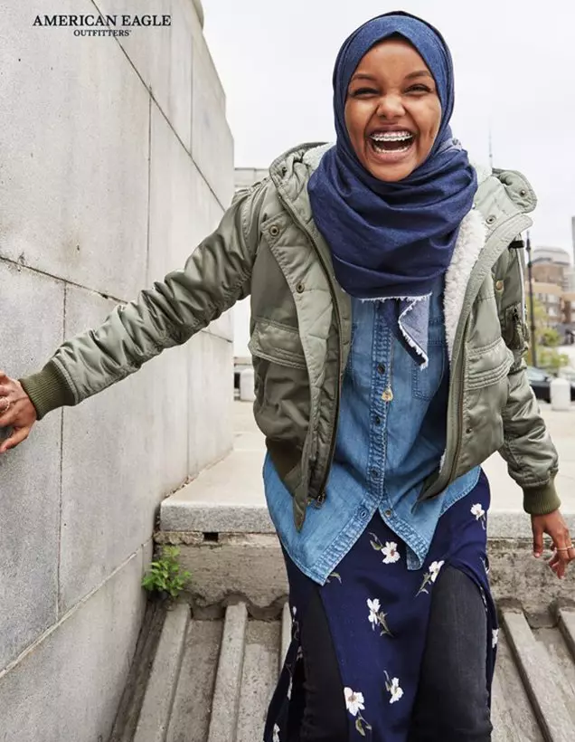 Modél Muslim Halima Aden payuneun American Eagle Outfitters '