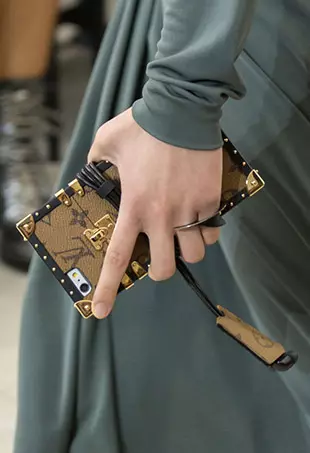 Capa para celular Petite Malle da Louis Vuitton na passarela da primavera de 2017