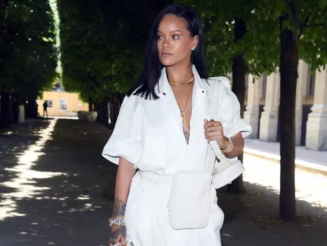 Rihanna က သူ့ရဲ့ Luxury Fashion Line ကို လှမ်းကြည့်နေပါတယ်။