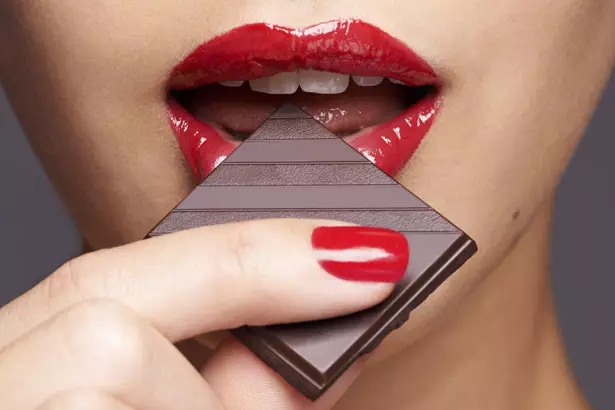 Wanita makan coklat
