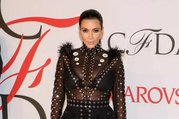 Kim Kardashians neue Wachsfigur macht ein Selfie