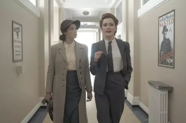 Gemma Arterton (esquerda) e Rachael Stirling en Their Finest.