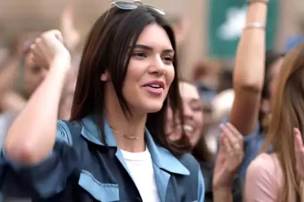 Bayan Komawa, Pepsi Ya Janye Tone-Deaf Kendall Jenner 'Protest' Ad