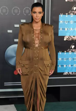 Kim Kardashian-ek bere moda eta edertasun webgunea abiarazten du