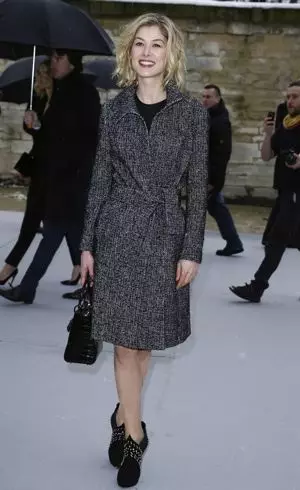 Rosamund Pike د پاریس فیشن اونۍ Haute Couture پسرلی 2013 Dior Jan 2013