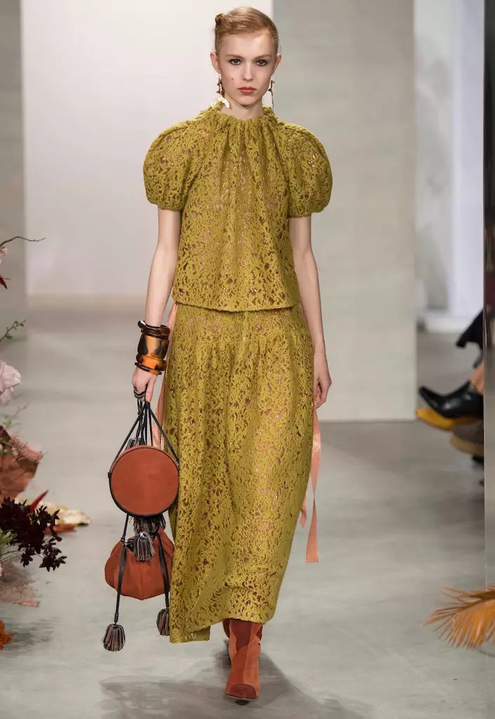 Ang koleksyon sa Ulla Johnson Fall 2019 nagtanyag daghang hapit maxi nga palda.