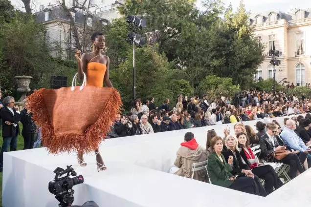 En modell går på Jacquemus våren 2019.