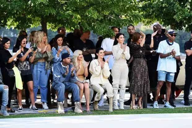 Tyga, Kylie Jenner, Kendall Jenner, Kim Kardashian, Carine Roitfeld 및 Pharrell Williams는 2016년 9월 7일 뉴욕시에서 열린 Kanye West Yeezy 시즌 4 패션쇼에 참석합니다.