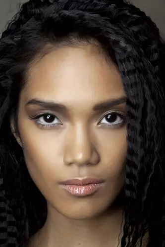 Afroamerikanisches Model mit welligem Haar und einfachem Augen-Make-up und Konturierung