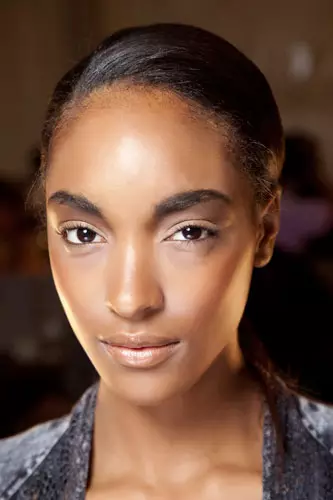 krásny afroamerický model s melírovaním a kontúrou