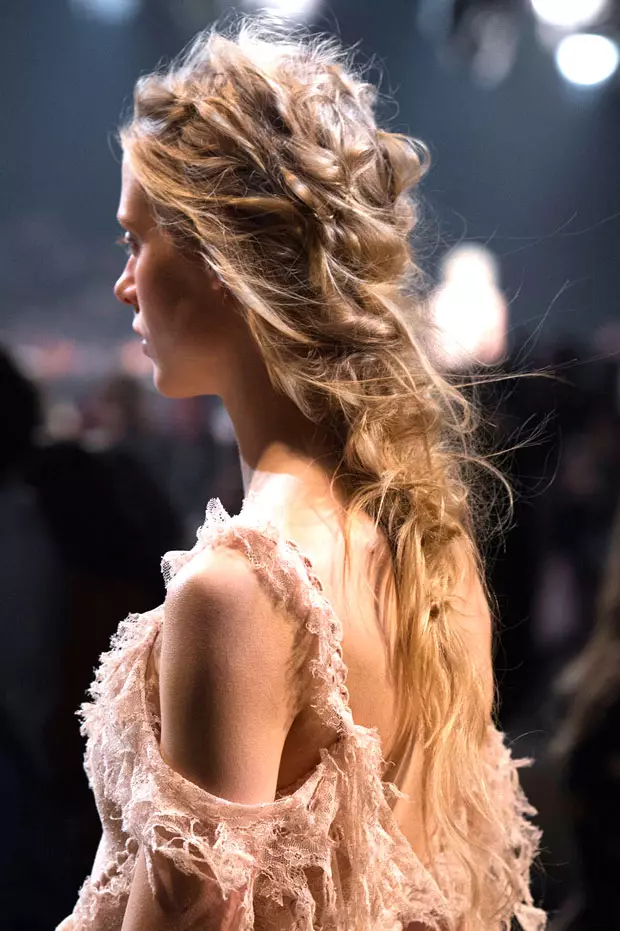 jahitan rambut di runway Alexander McQueen Spring 2016