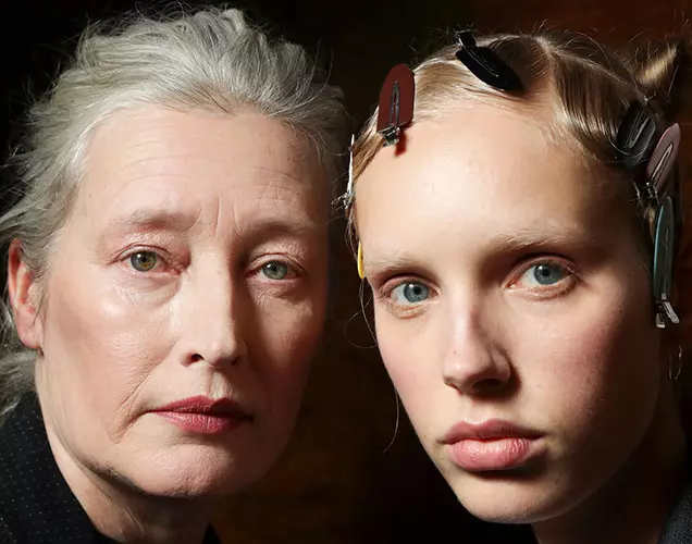 Marie-Sophie Wilson u Jessie Bloemendaal fil-backstage ta' Simone Rocha Fall 2017.